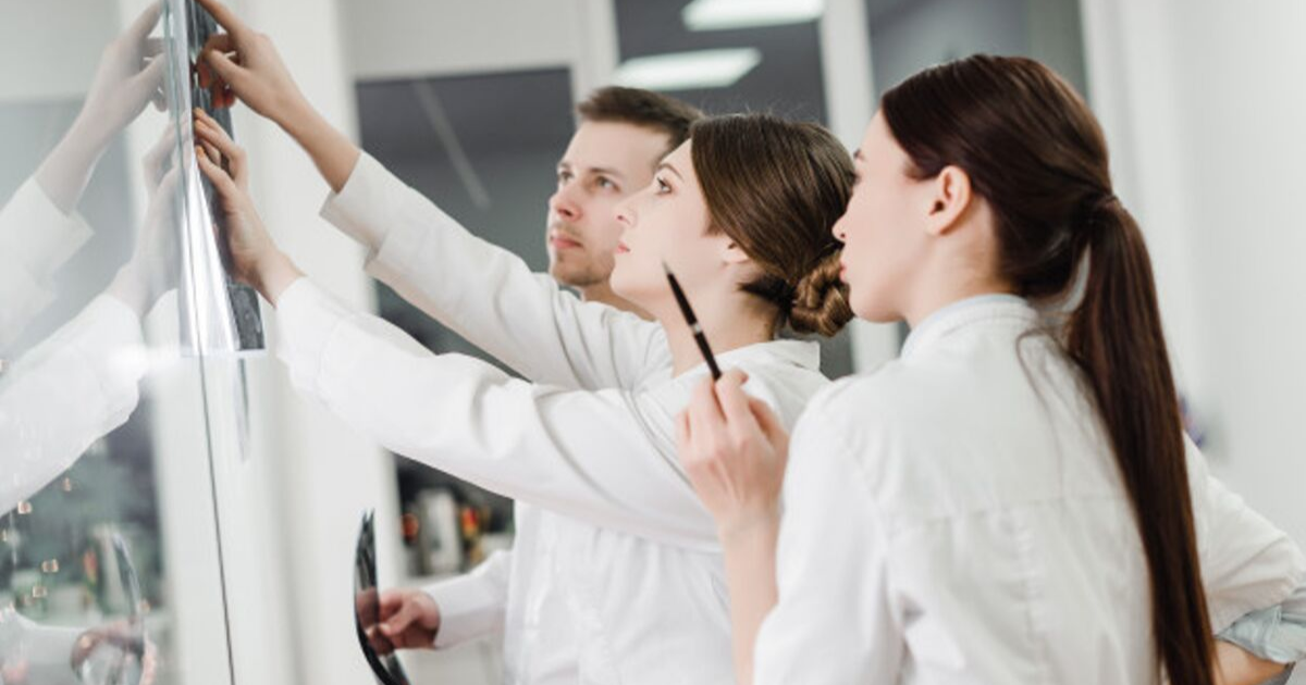 5 motive pentru care e benefic sa angajezi asistenti debutanti - MEDIjobs